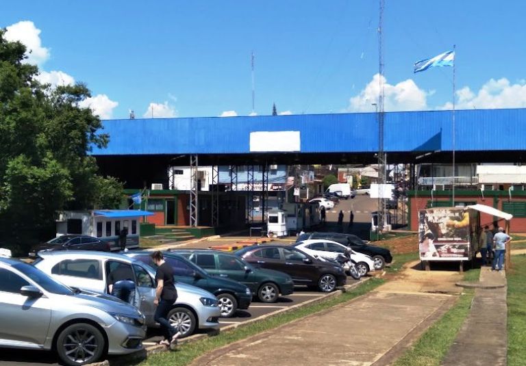 Aumenta el movimiento en el paso internacional Bernardo de Irigoyen ...