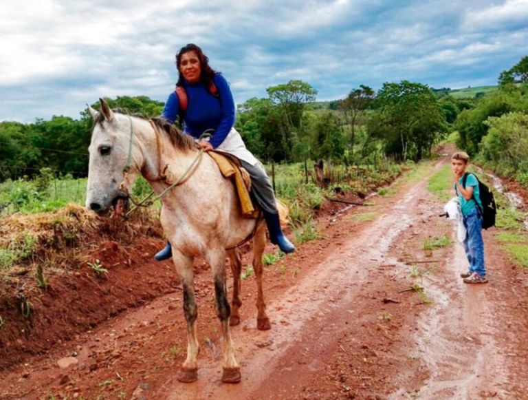 Por amor a sus alumnos, va a caballo a la escuela de la colonia | EL ...