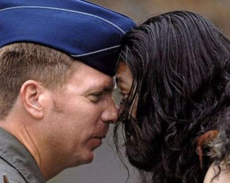 Beso A Beso Cuáles Son Los Saludos Más Extraños Del Mundo El