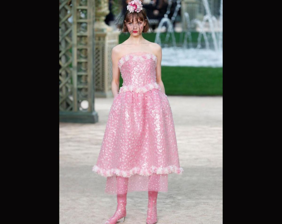 El rosa y el blanco dominan la nueva colección de Chanel | EL ...