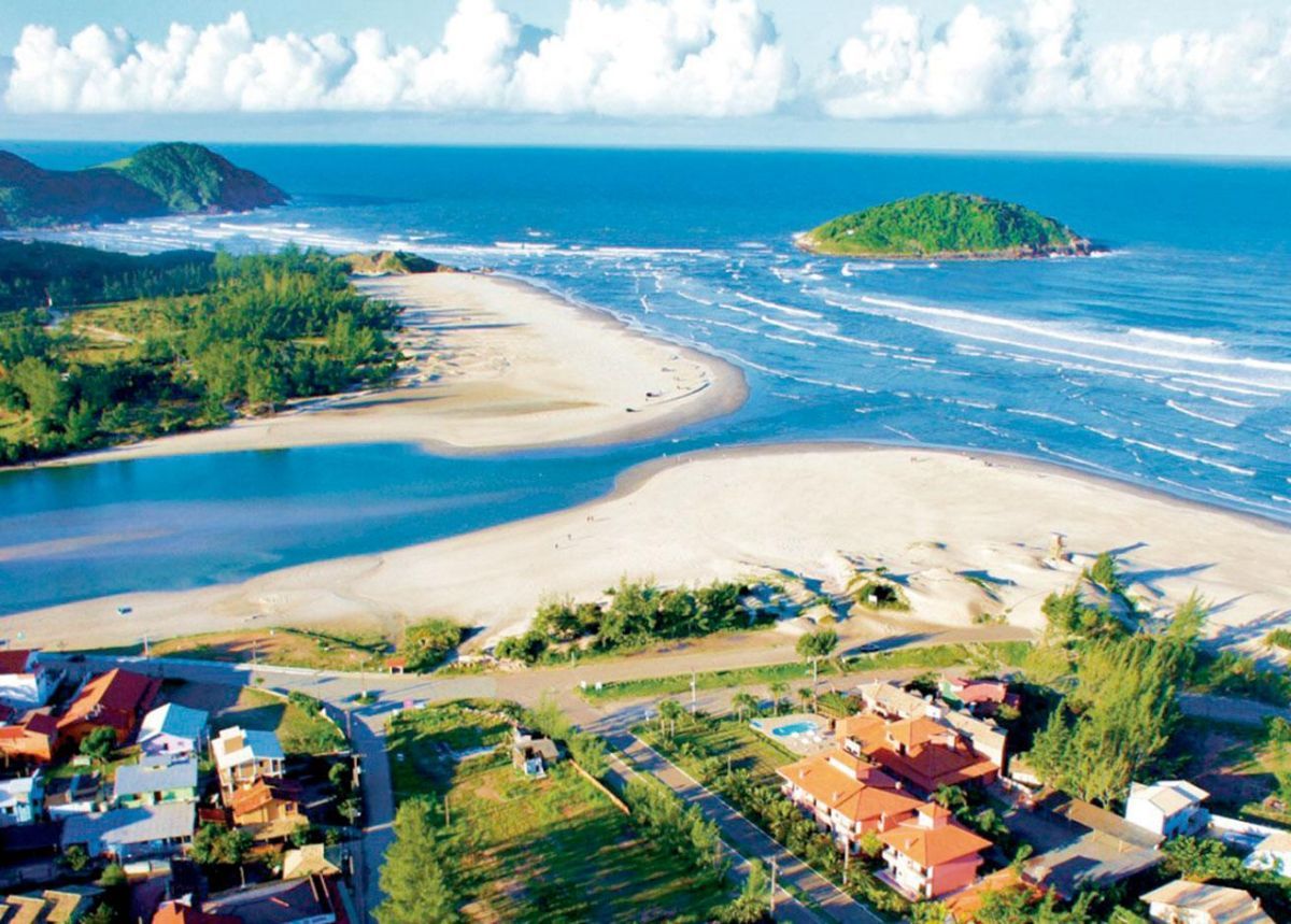 Descanso, grandes olas y naturaleza en Praia do Rosa | EL TERRITORIO ...