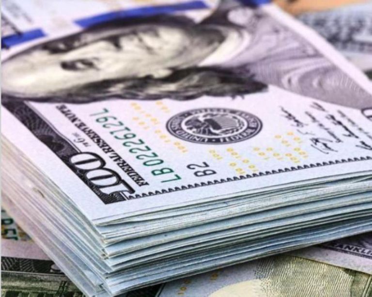 El dólar volvió a bajar y cerró la semana al filo de los 38 pesos en ...