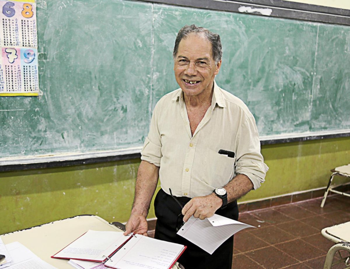 A sus 68 años, don López cumple el sueño de terminar la escuela | EL ...