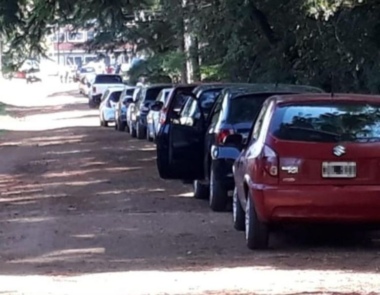 Extensa fila de automóviles para realizar la VTV en Posadas | El Territorio