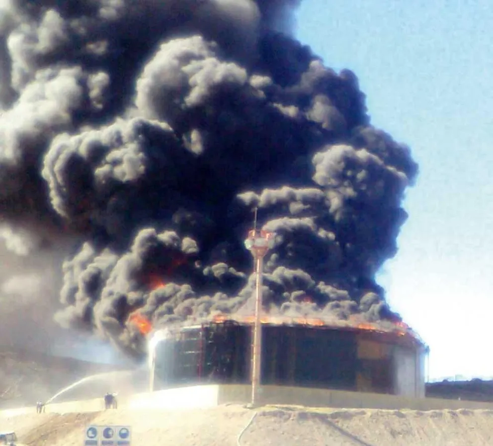 Lograron controlar el incendio de los tanques de petróleo de YPF | El ...