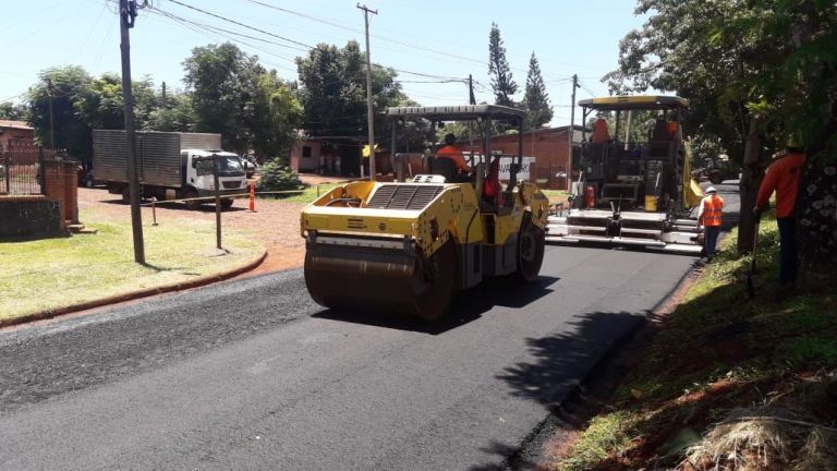 Asfaltan las calles colectoras de la ruta provincial 19, en el acceso a ...