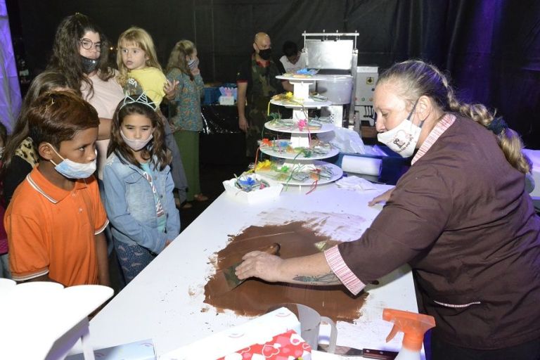 Primera fábrica de chocolates en vivo en la feria de pascuas de Puerto ...